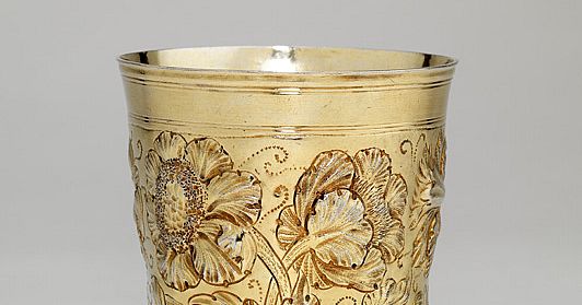 Becher mit Blumendekor - Bayerisches Nationalmuseum