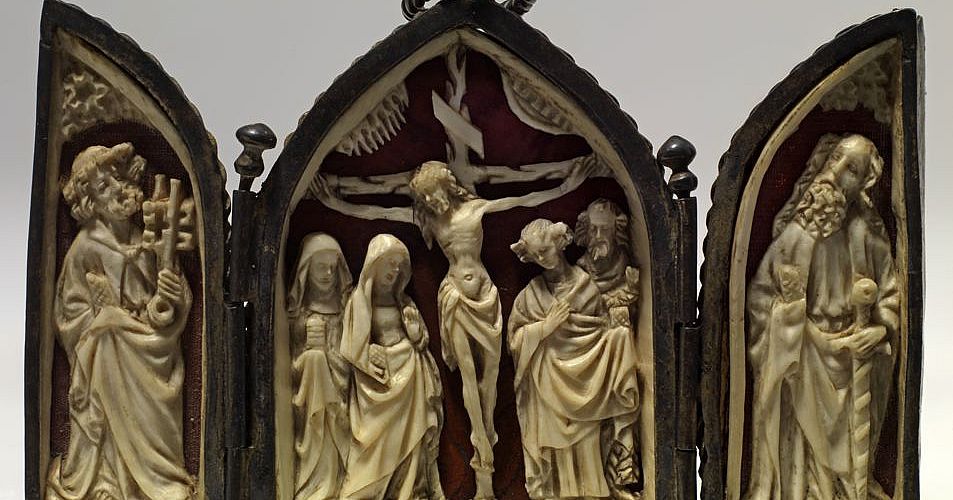 Triptychon: Anhänger in Form eines Flügelaltärchens mit Kreuzigung Christi sowie hl. Petrus und ...