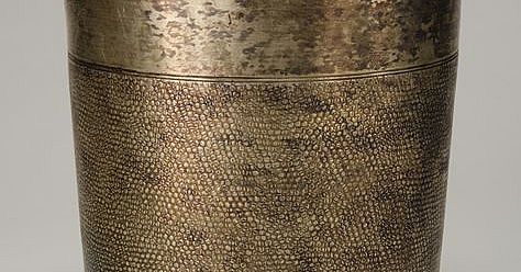 Becher mit Schlangenhautpunzierung - Bayerisches Nationalmuseum