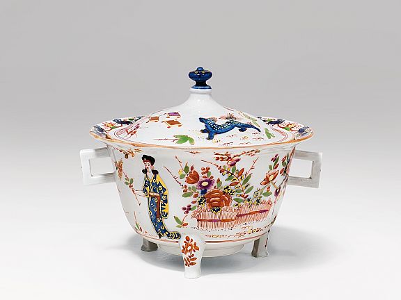 Kumme mit Weinstockrelief und Chinoiserien - Bayerisches Nationalmuseum