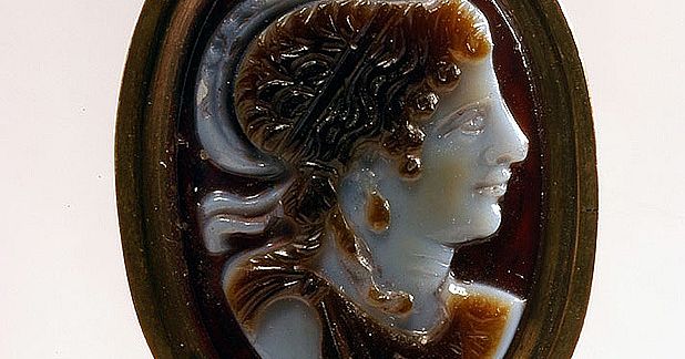 Kamee in schlichter Fassung mit Ring: Weibliches Brustbild in ...