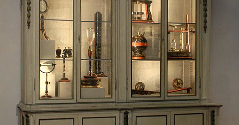 Zweitüriger Schrank mit Aufsatz und geschnitztem Dekor - Bayerisches Nationalmuseum