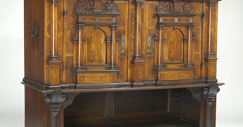 Zweitüriger Schrank auf Untersatz - Bayerisches Nationalmuseum