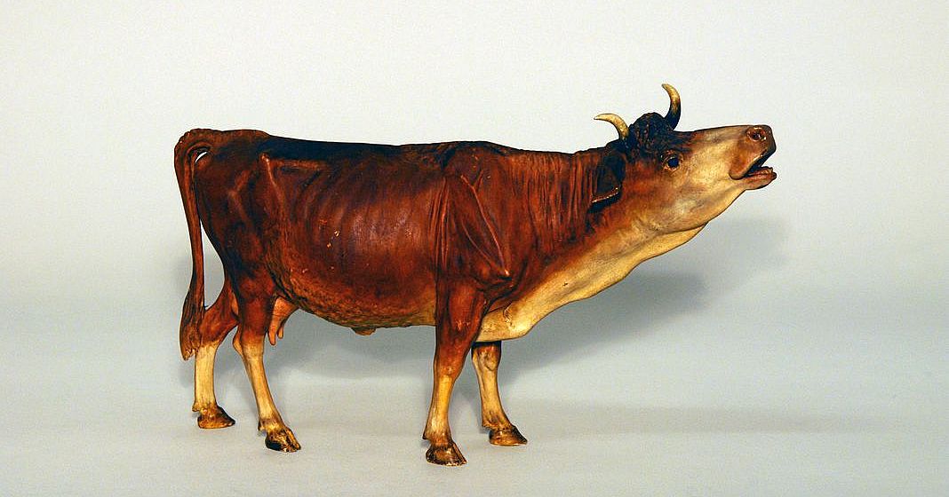 Tierfigur: Stehende, muhende Kuh - Bayerisches Nationalmuseum