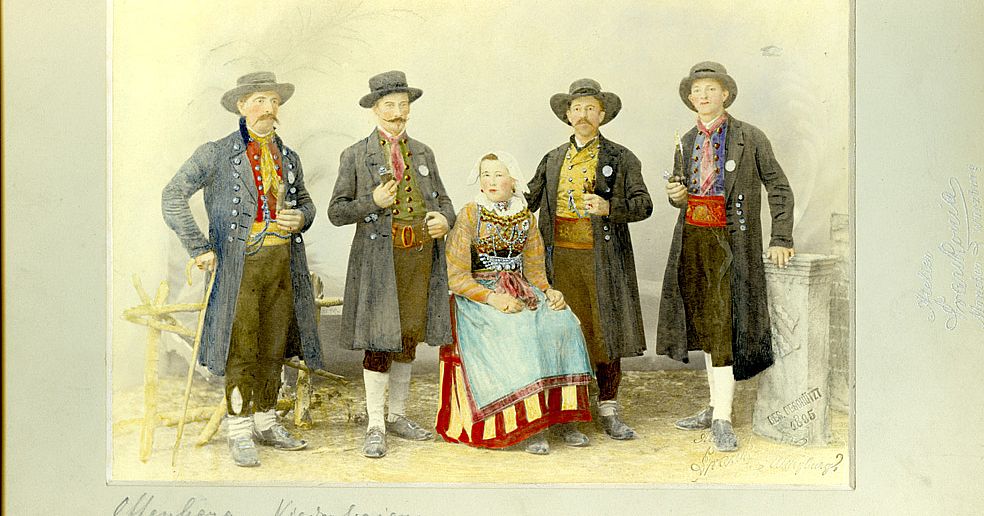 Kolorierte Fotografie: Gruppe aus Offenberg in Tracht - Bayerisches ...