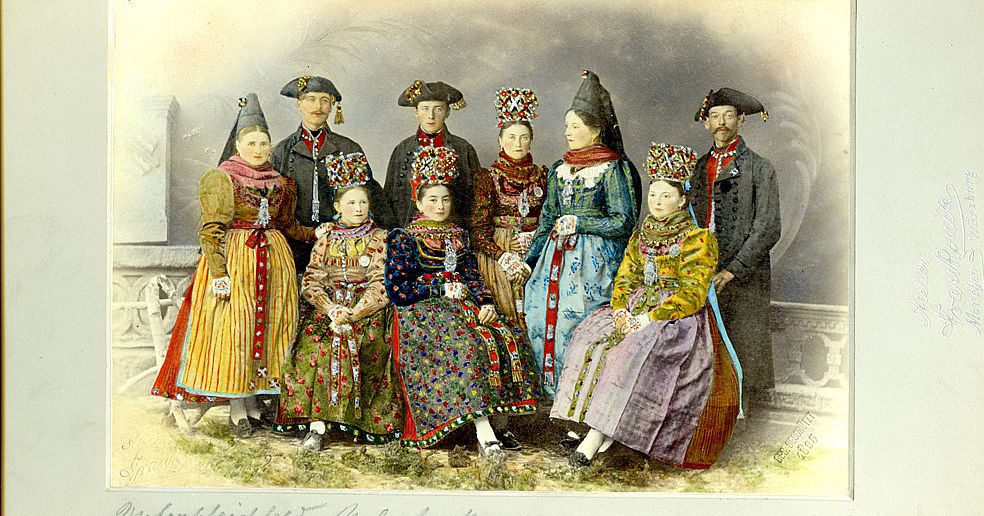 Kolorierte Fotografie: Gruppe aus Unterpleichfeld in Tracht ...