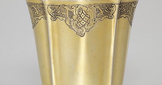 Ovaler Becher mit Rocailledekor - Bayerisches Nationalmuseum