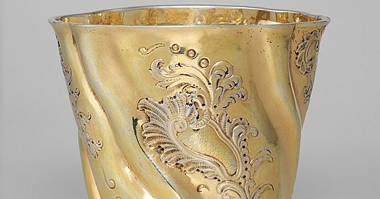 Ovaler Becher mit Rocailledekor - Bayerisches Nationalmuseum