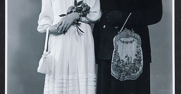 Fotografie: Monika Hilzensauer als Firmling mit ihrer Großmutter und ...