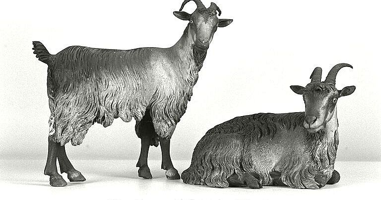 Tierfigur: Weiß-rot-schwarz gefleckte Ziege mit erhobenen Schwanz ...