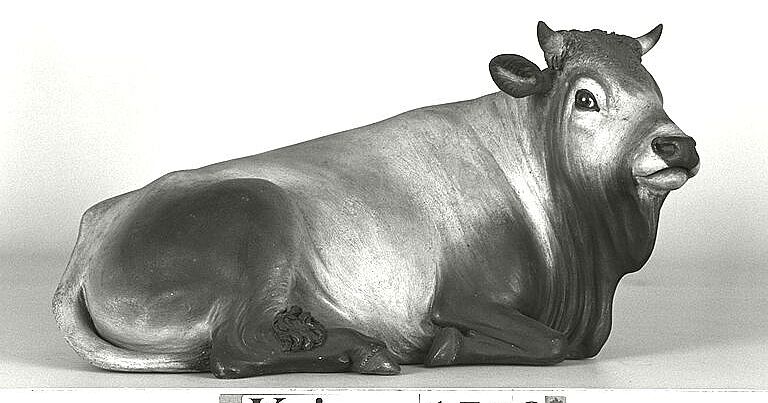 Tierfigur: Grau-weißer liegender Stier mit kurzen Hörnern - Bayerisches ...