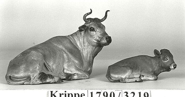 Tierfigur: Liegende Kuh mit braunem Fell und Kopf nach rechts ...