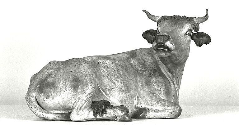 Tierfigur: Liegende Kuh mit hellbraunem Fell und Kopf nach rechts ...