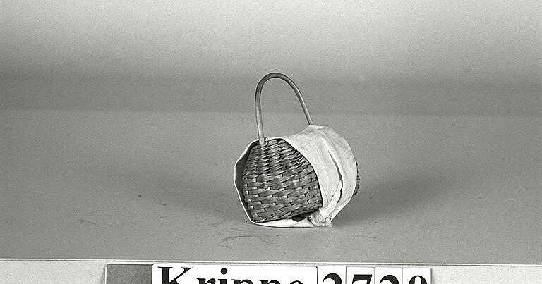 Krippenzubehör: Korb mit einem Tuch verdeckt - Bayerisches Nationalmuseum