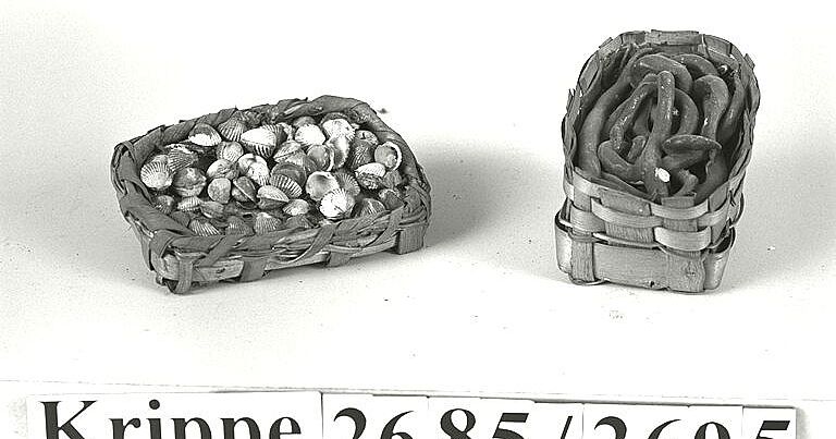 Krippenzubehör: Korb gefüllt mit Aalen - Bayerisches Nationalmuseum