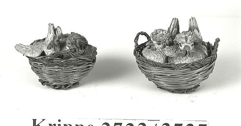 Krippenzubehör: Korb gefüllt mit zwei Hühnern - Bayerisches Nationalmuseum