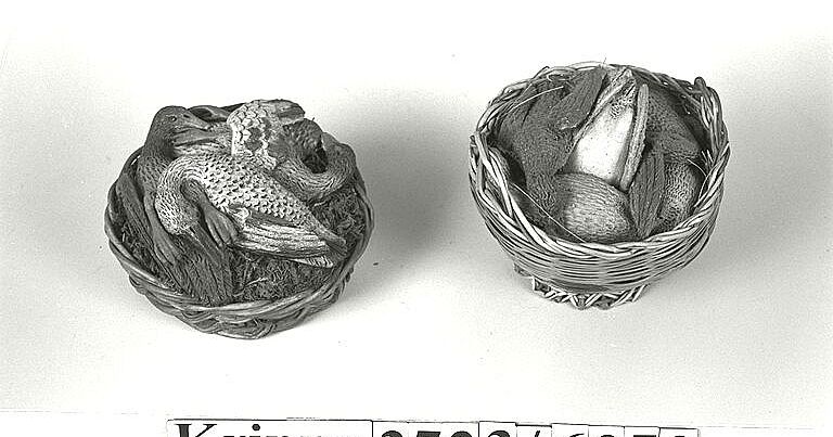 Krippenzubehör: Großer Korb gefüllt mit fünf geschlachteten Enten ...