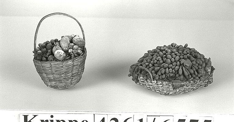 Krippenzubehör: Korb gefüllt mit Äpfel und Trauben - Bayerisches ...