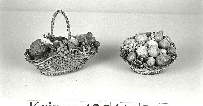 Krippenzubehör: Korb gefüllt mit Granatäpfeln, Artischocken, Trauben ...