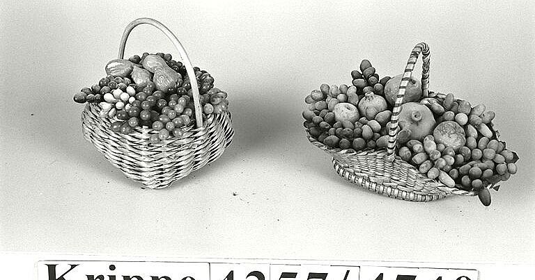 Krippenzubehör: Korb gefüllt mit Granatäpfeln und Trauben - Bayerisches ...