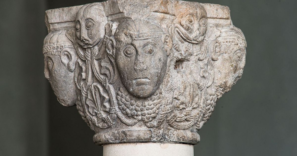 Kapitell mit Masken und Ranken - Bayerisches Nationalmuseum
