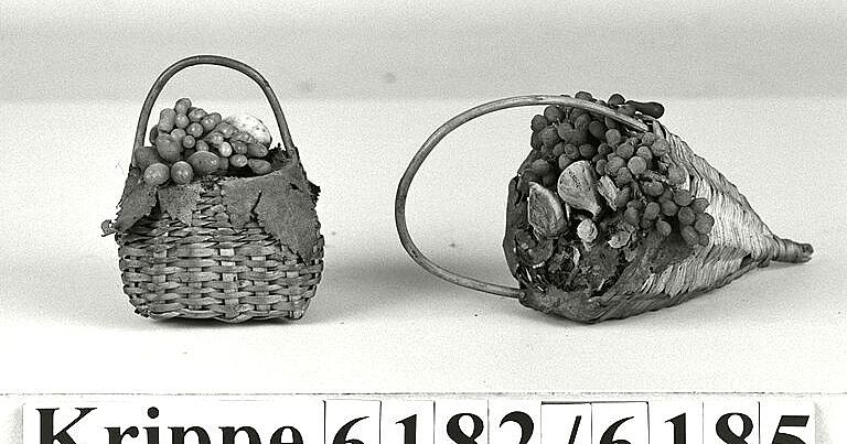 Krippenzubehör: Korb gefüllt mit Weintrauben - Bayerisches Nationalmuseum