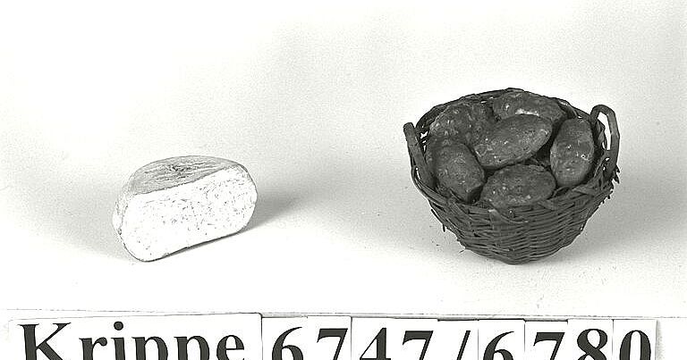 Krippenzubehör: Korb gefüllt mit sechs Oliven - Bayerisches Nationalmuseum