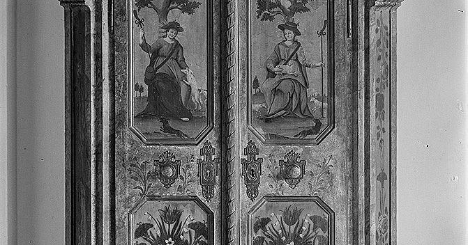 Bemalter Schrank mit der Darstellung, links Christus und rechts Maria - Bayerisches Nationalmuseum