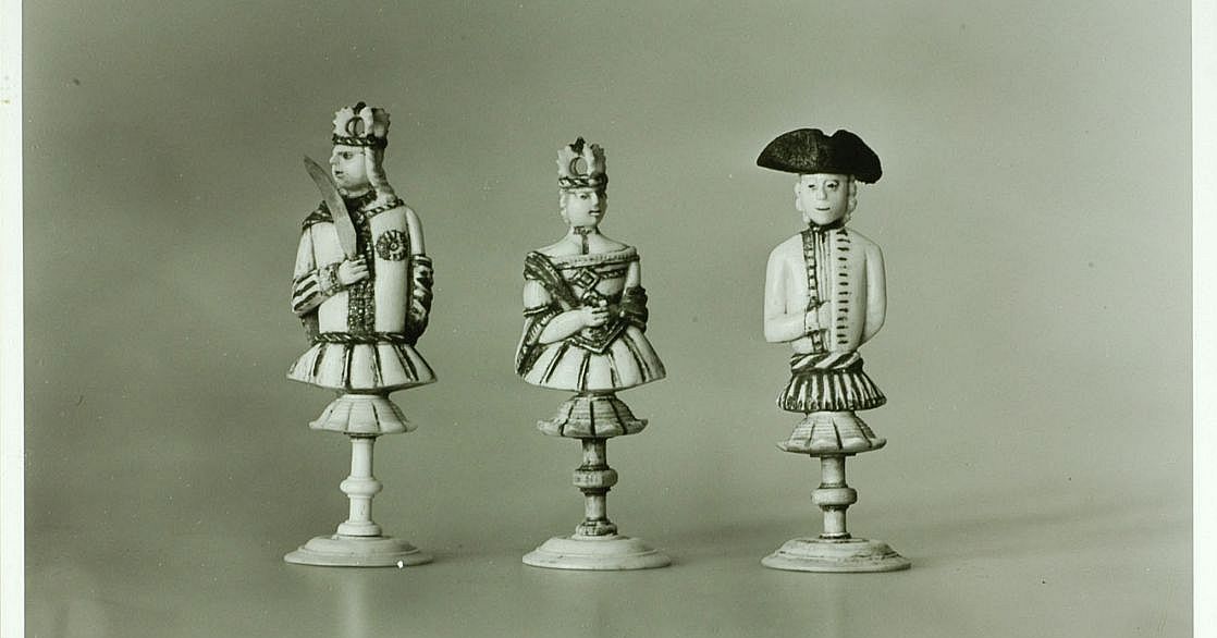 Schachfigur: König mit grünem Mantel (weiße Partie), die Rechte mit ...