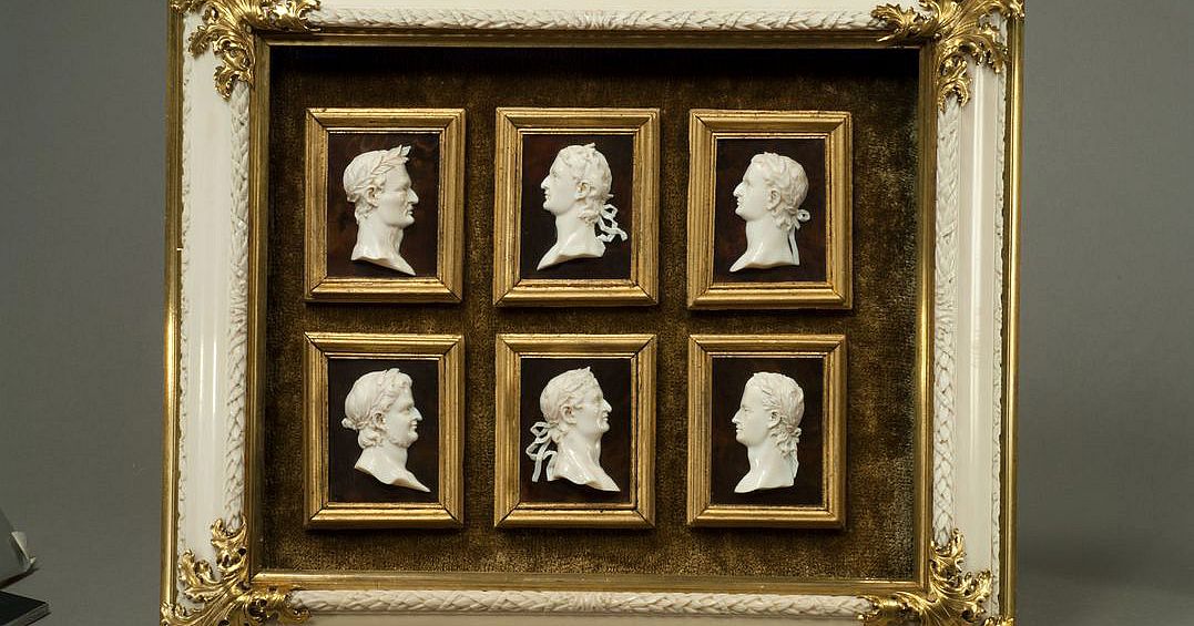 Tafel mit Reliefs: Julius Cäsar, Augustus, Tiberius, Nero, Claudius ...