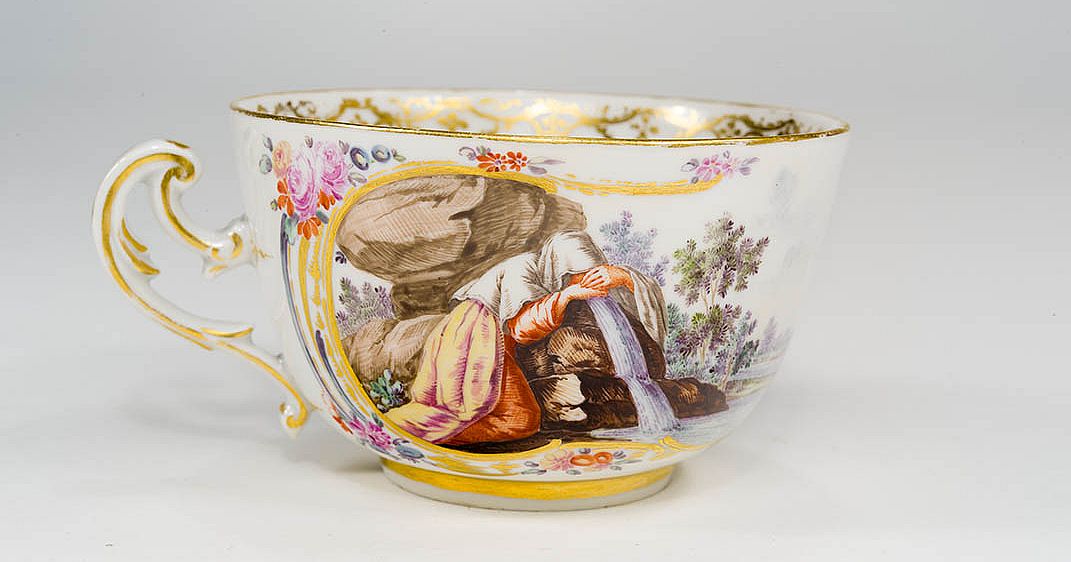 Teetasse mit Ovidszene: Die den Gattentod beweinende Aegeria wird zum ...