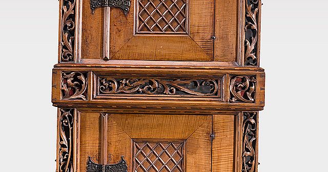 Zweigeschossiger schmaler Schrank - Bayerisches Nationalmuseum