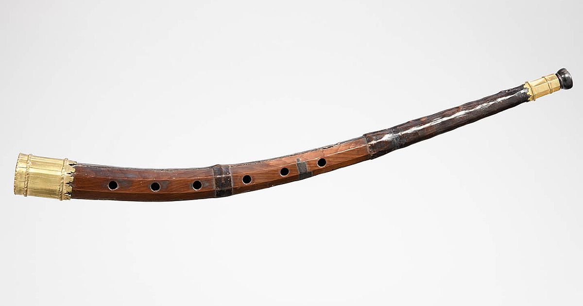 Krummer Zink mit Mundstück aus Messing. Am oberen Ende Lederbezug und ...