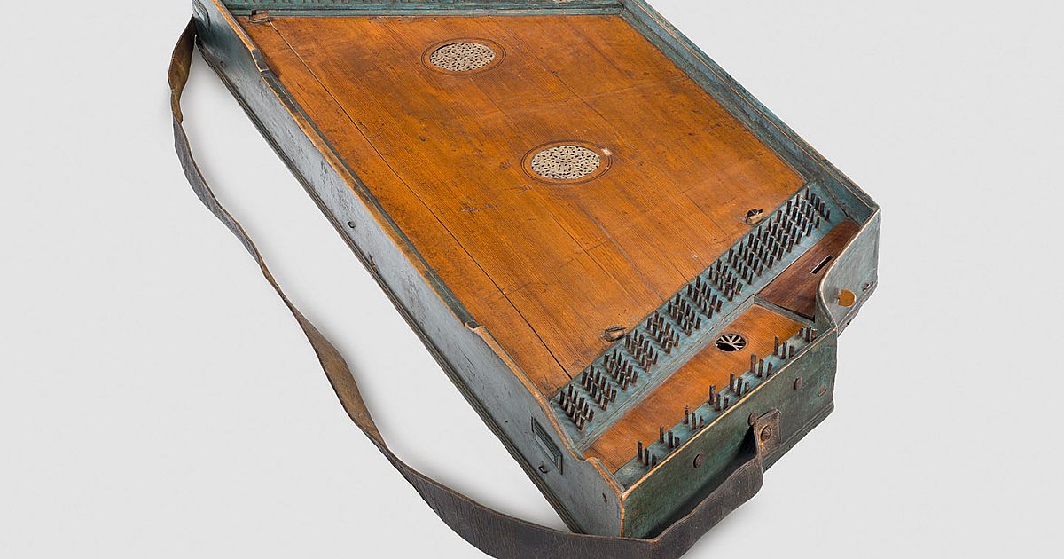 Hackbrett mit Tragegurt und Münzfach - Bayerisches Nationalmuseum