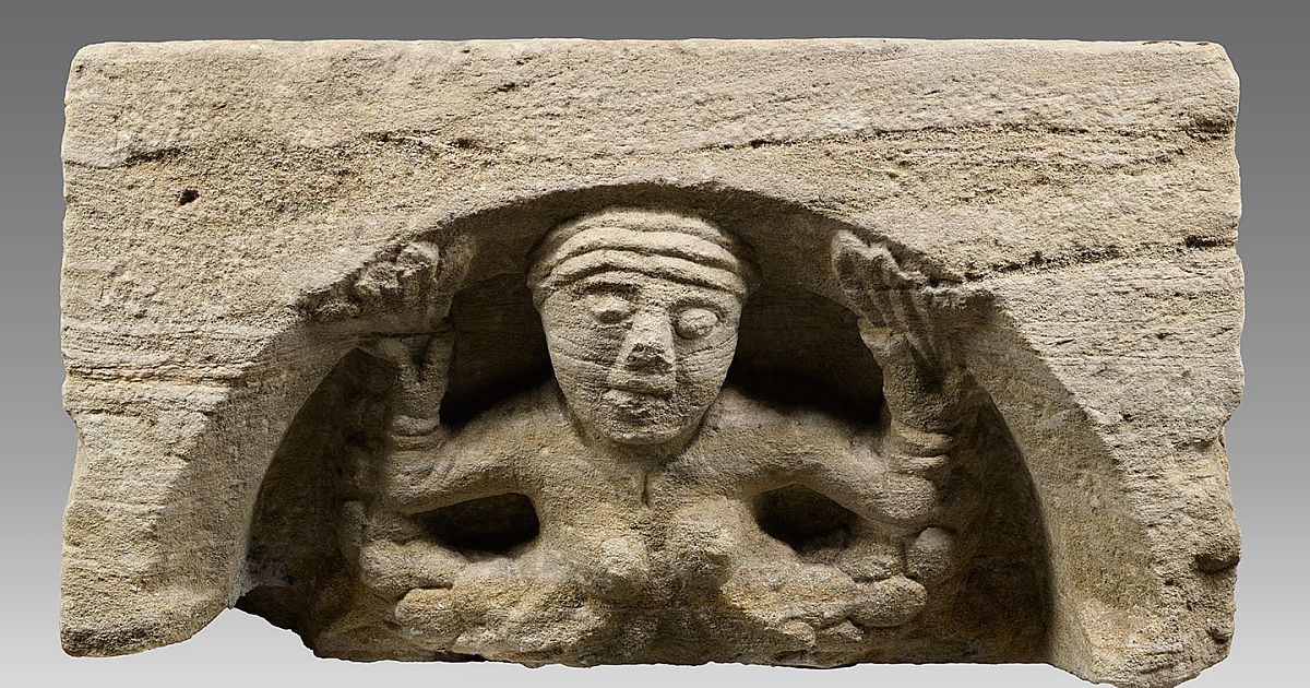 Werkstein mit Darstellung einer Sirene in einem Rundbogen - Bayerisches ...