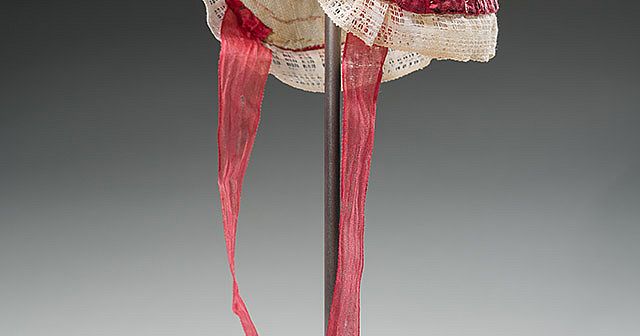 Rot-Schwarzes Kinderhäubchen mit rosafarbenen Bandrosetten - Bayerisches Nationalmuseum