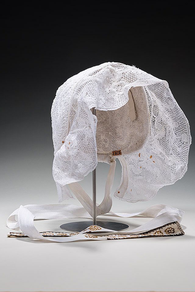 Weiße gesteppte Haube mit Spitzenrand - Bayerisches Nationalmuseum