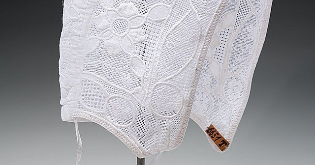 Weiße Haube mit Stepp- und Ajourstickerei - Bayerisches Nationalmuseum