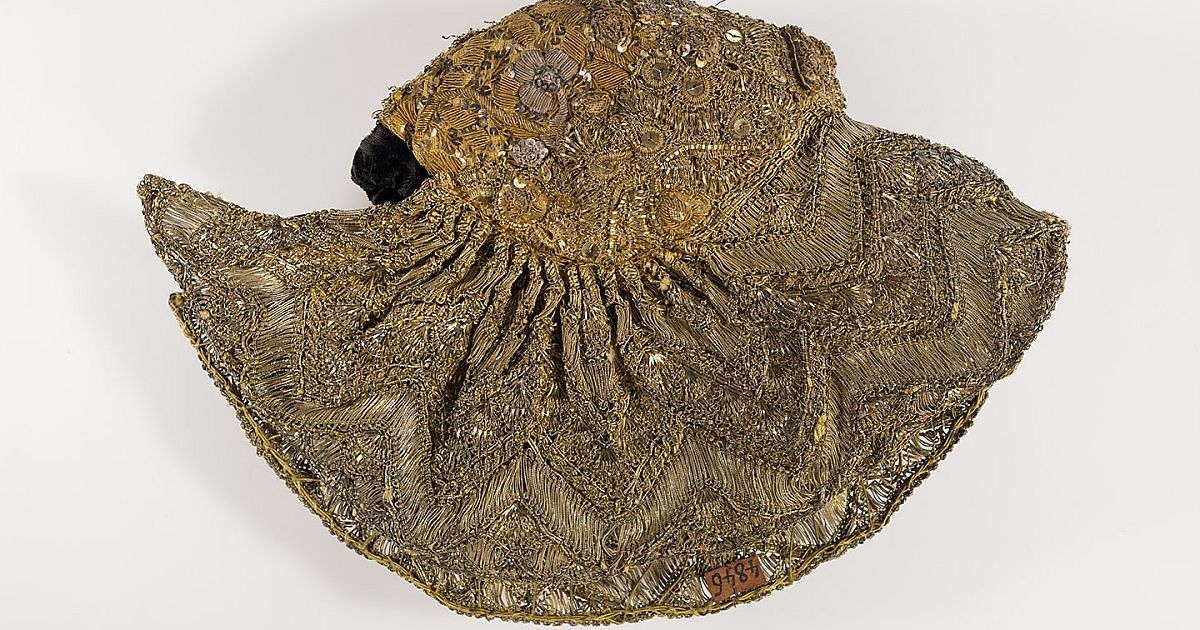 Goldhaube über dem Vorderteil mit Zickzackmuster. - Bayerisches Nationalmuseum