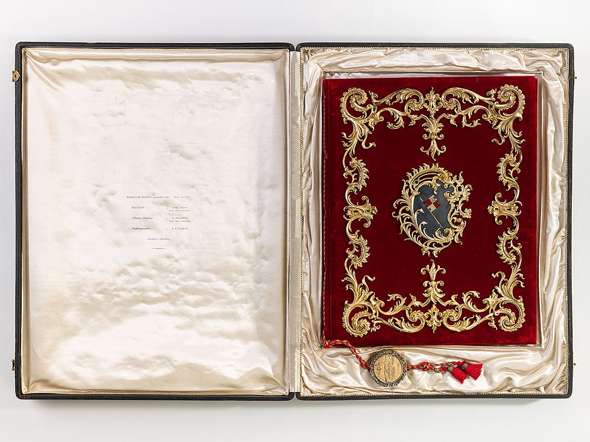 Hutnadel mit Biene - Bayerisches Nationalmuseum