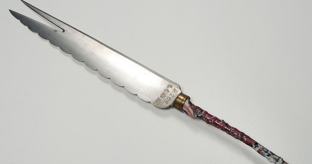 Messer mit gabelförmiger Klinge und Griff aus buntem Glas - Bayerisches ...