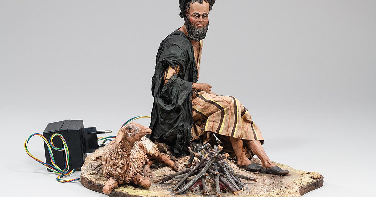 Hirte mit Schaf am Lagerfeuer (Krippenfigur) - Bayerisches Nationalmuseum
