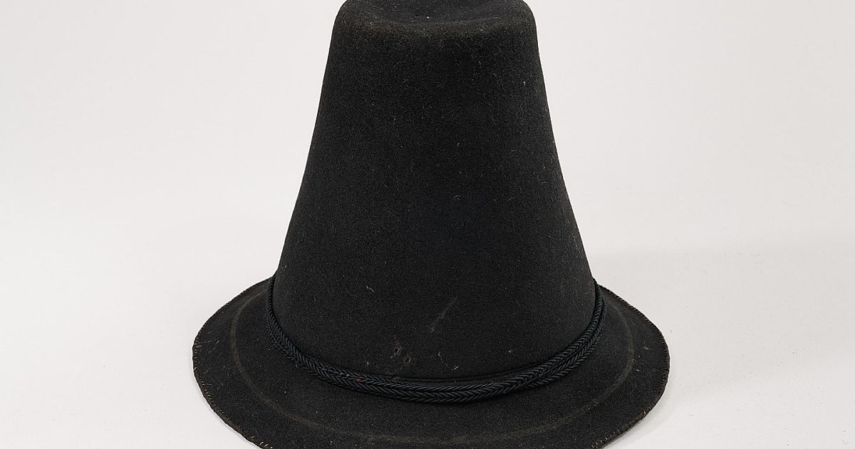Hoher Stopselhut mit abwärtsgebogener Krempe - Bayerisches Nationalmuseum