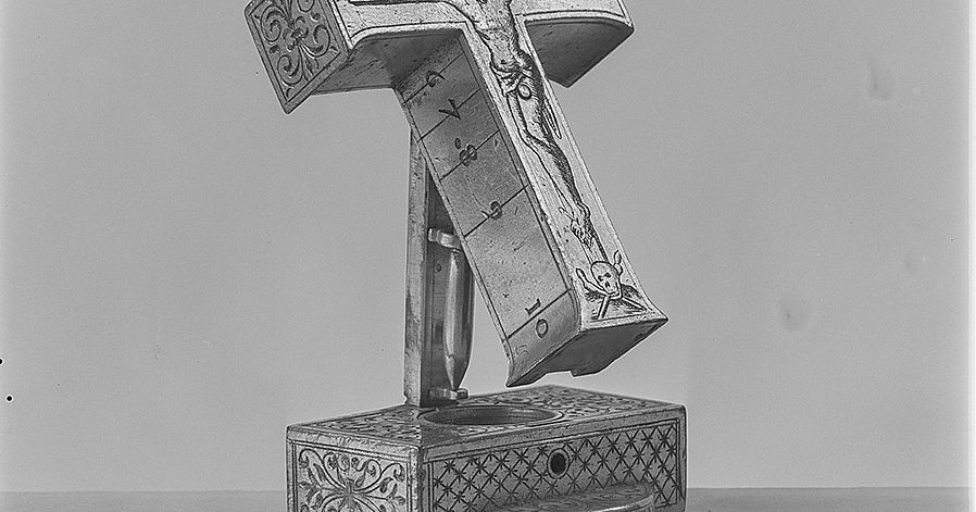 Sonnenuhr in Form eines Kreuzes - Bayerisches Nationalmuseum