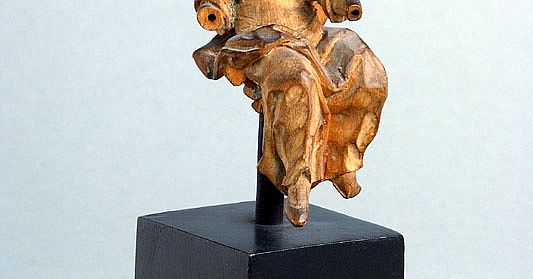 Sitzende weibliche Heilige (?) (Figur) - Bayerisches Nationalmuseum