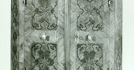 Zweitüriger Schrank mit Intarsienarbeit - Bayerisches Nationalmuseum
