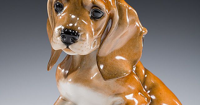 Tierfigur: Junger sitzender Dackel, braun - Bayerisches Nationalmuseum