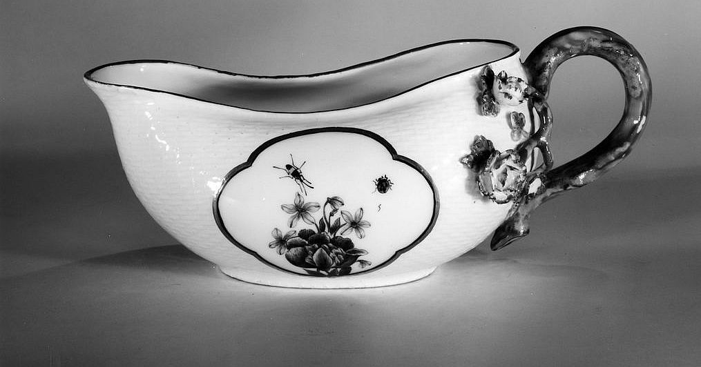 Bourdalou mit Asthenkel und Holzschnittblumen - Bayerisches Nationalmuseum