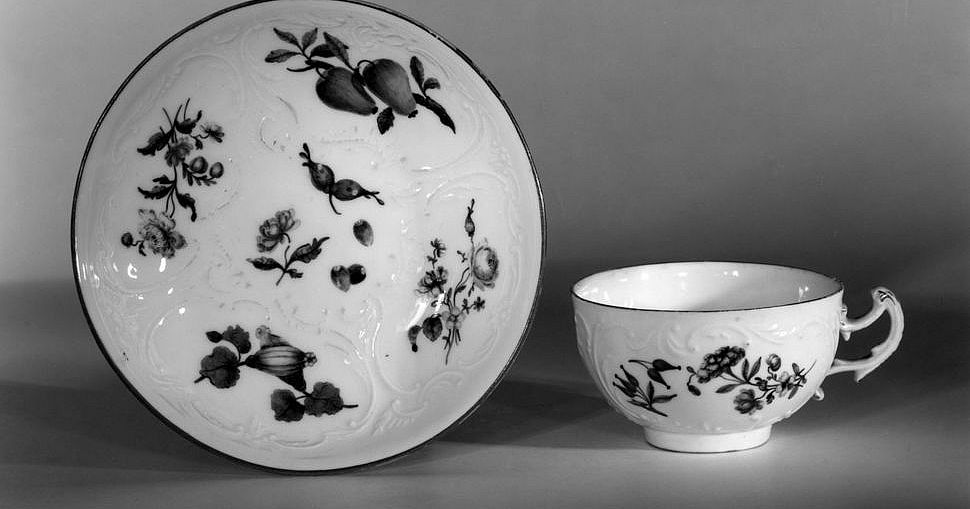 Teetasse mit Reliefdekor: Alt-Dulong - Bayerisches Nationalmuseum
