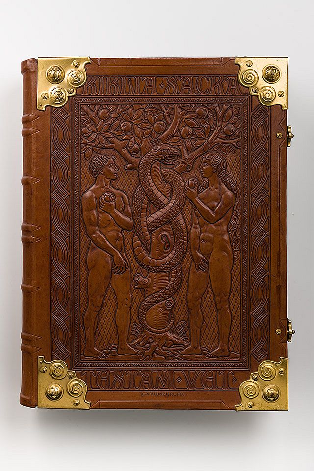 Altes Testament mit Ledereinband: Adam und Eva mit Schlange am Baum der ...
